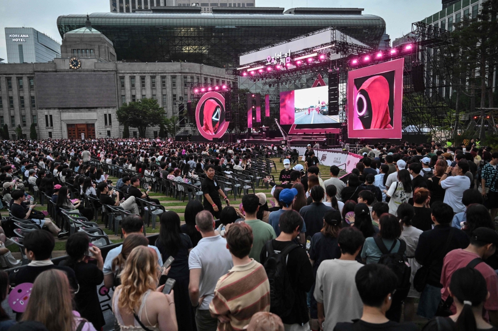 Masked marchers and giant dolls: ‘Squid Game’ finale sparks fan parade ...