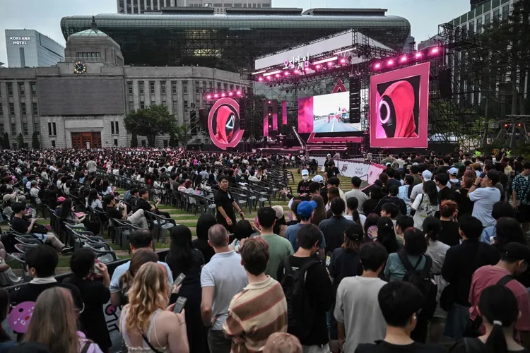 Masked marchers and giant dolls: ‘Squid Game’ finale sparks fan parade ...