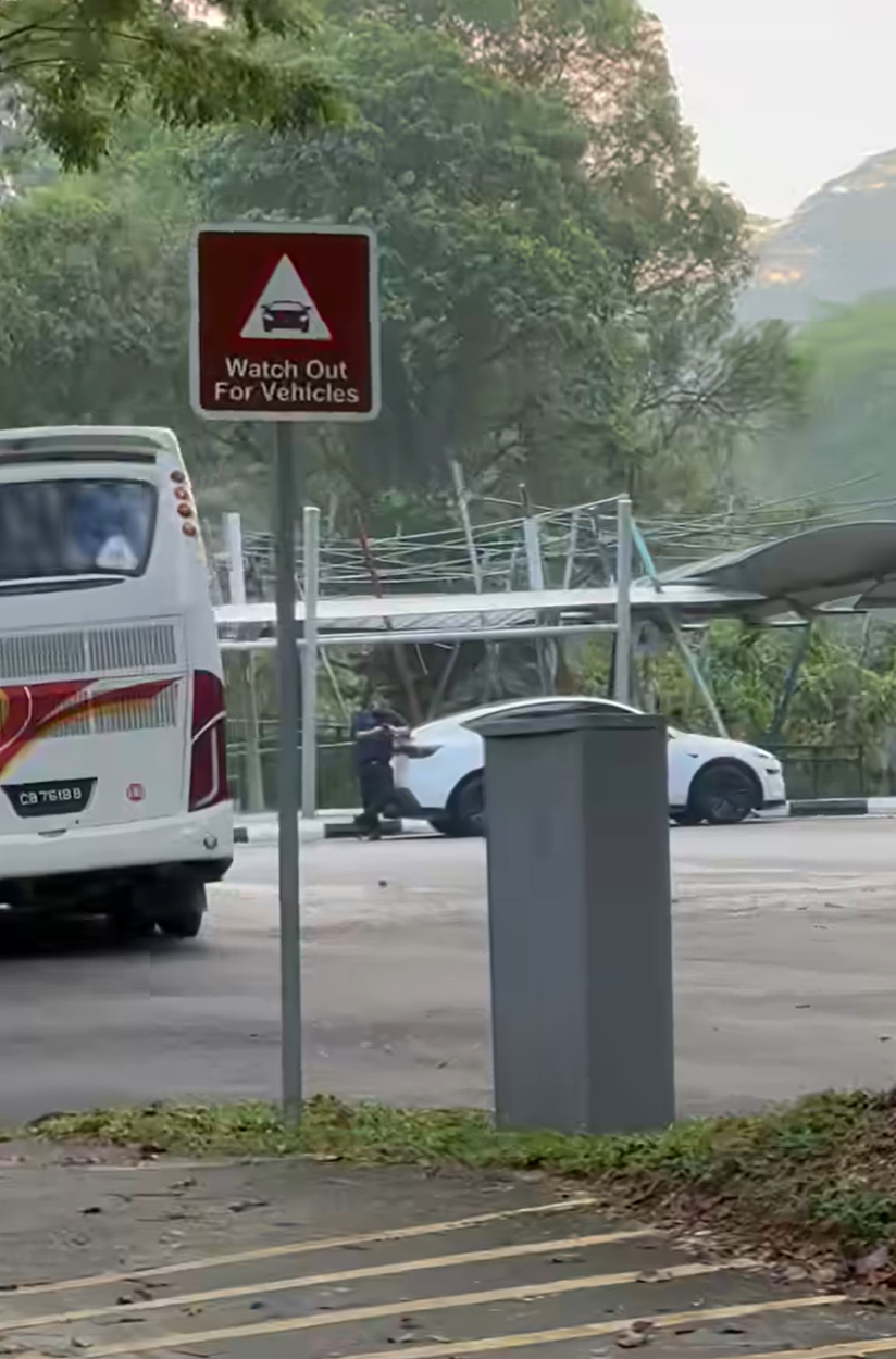 Man illegally parks at Clementi dead end road, won't budge, buses can't ...
