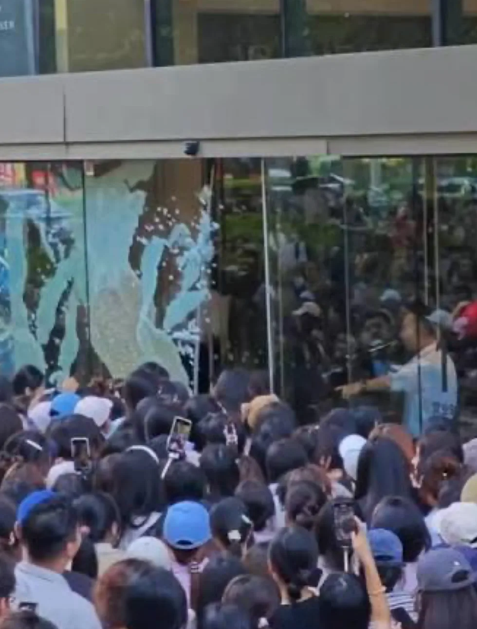 Zhang Linghe’s Studio To Reimburse Fans After Event Ends In Crowd Chaos ...